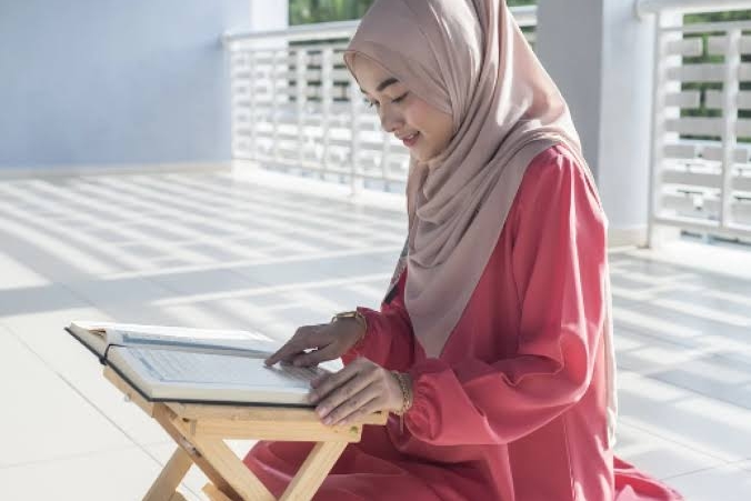 Bolehkah Perempuan Haid Membaca Al-Qur'an? Simak Pendapat Para Ulama!